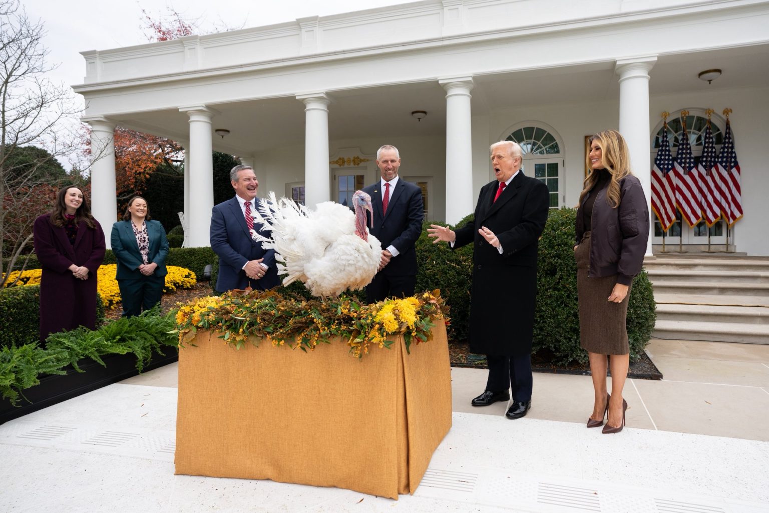 (VIDEO) A Lighthearted Thanksgiving Tradition! Američki Predsjednik ...